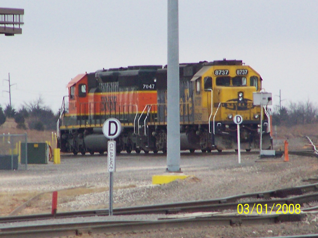 BNSF GP60 8737 & BNSF SD40-2 7047